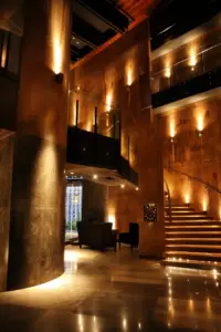 13 Creative Ways to Decorate Tall Walls in High Ceiling Rooms ...